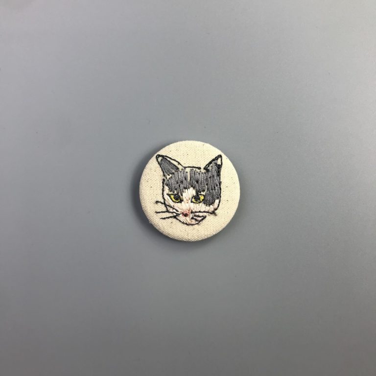Brooch circle - White face cat - Playworks Shop (เล่นงาน) ของฝากแฮนด์เม ...